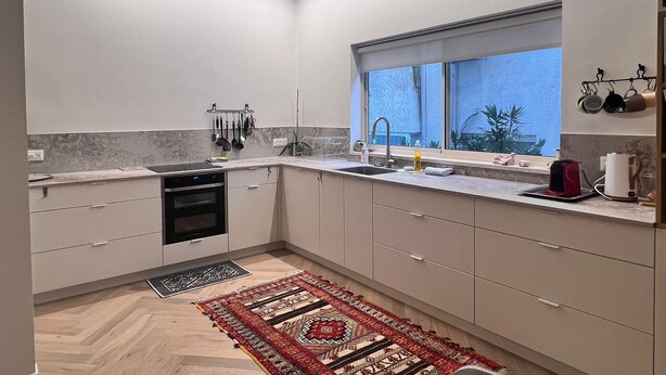 Apartamento Comfort | Cozinha privada | Um frigorífico/congelador grande, um micro-ondas, um forno 