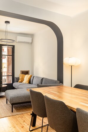 Apartamento Cidade | Sala de estar | Smart TV de 40 polegadas com canais por cabo 