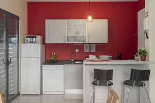 Villa Básica | Cozinha privada | Um frigorífico, um micro-ondas, um forno, uma placa de cozinha 