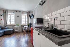 Suite-Estúdio Cidade | Kitchenette privada | Um frigorífico, uma placa de cozinha, uma chaleira elétrica 