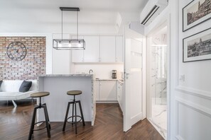 Apartamento urbano | Cozinha americana privada | Geladeira, cooktop, chaleira elétrica