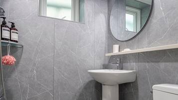 Casa Básica | Casa de banho | Um polibã, artigos de higiene pessoal grátis, um secador de cabelo