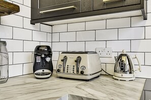 Apartamento Básico | Cozinha privada | Um frigorífico, um forno, uma placa de cozinha, uma chaleira elétrica 
