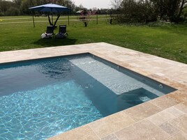 Piscina exterior sazonal, guarda-sóis, espreguiçadeiras