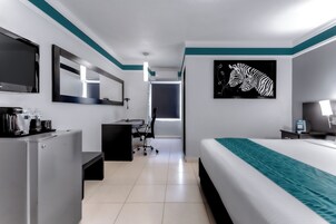 Quarto Standard, 1 cama king-size | Roupa hipoalergénica, minibar, cofre no quarto 