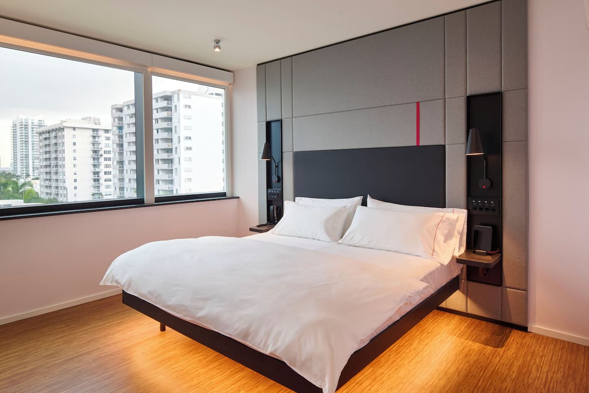 Quarto, 1 cama king-size (Mobility Accessible, Roll-In Shower) | Roupa de alta qualidade, camas de colchão pillowtop, cofre no quarto