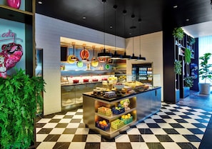 Pequeno-almoço tipo buffet diário (23 USD por pessoa)