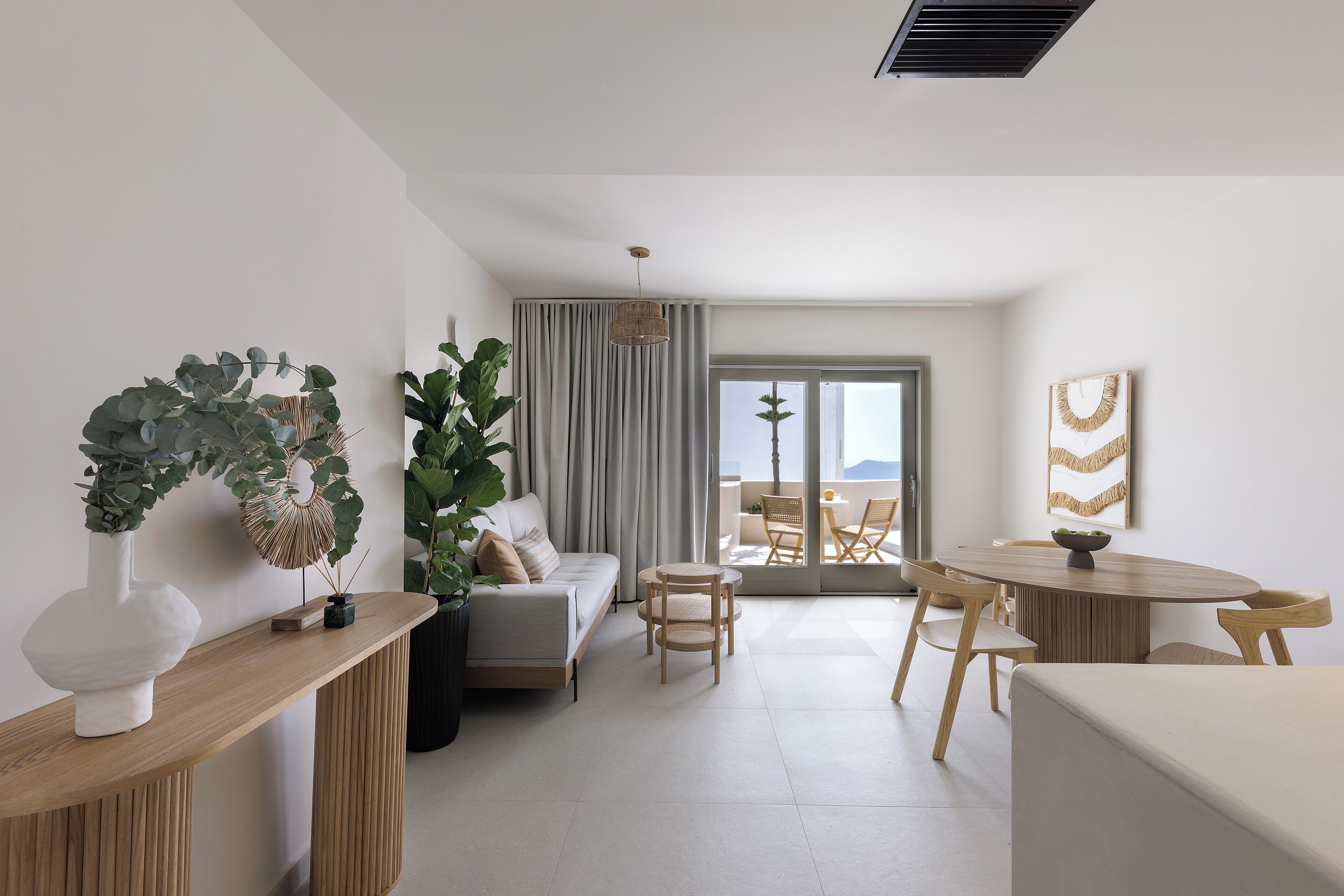 Apartamento Comfort, 1 quarto, banheira de hidromassagem grande, vista parcial para o oceano | Sala de estar | TV de ecrã plano 