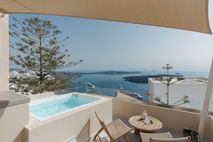 Varanda com piscina, mobiliário de vime e vista para o mar e ilhas distantes.