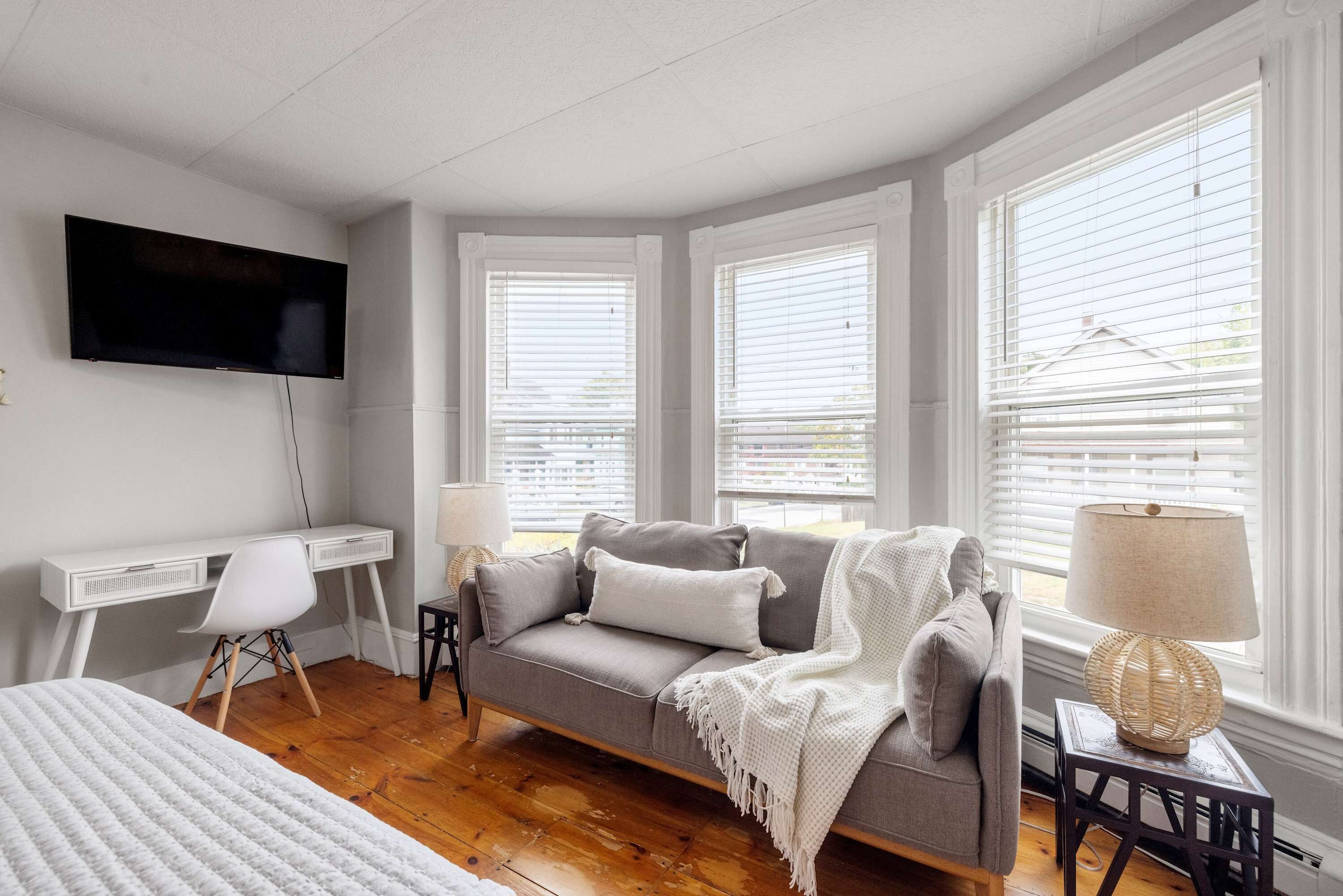 Sleek & Bright 1st Flr Studio Short -Midterm Stays - Manchester, NH
