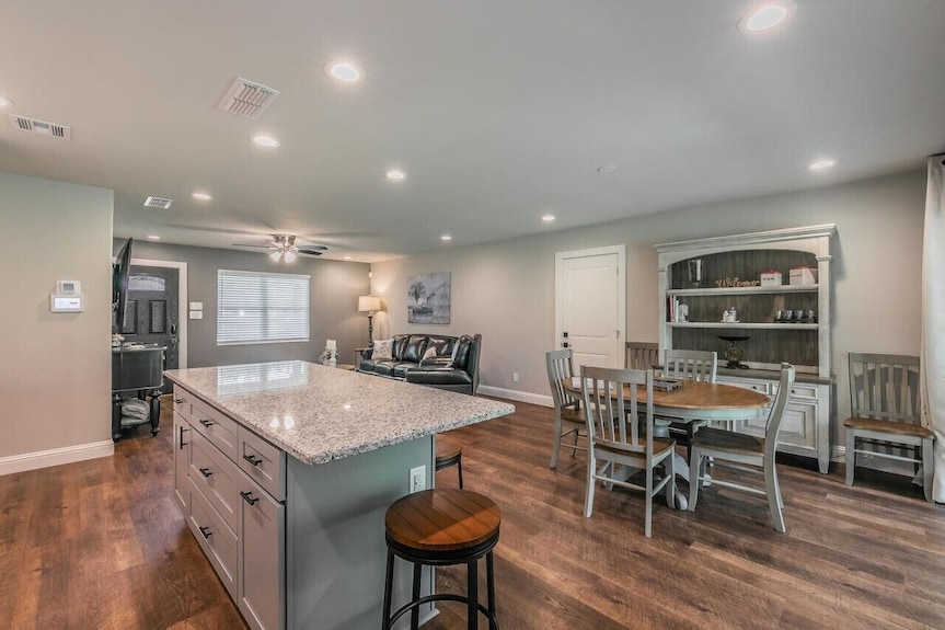Newly Remodeled 3br | Walk To Stadium + Parking - Fort Worth, TX