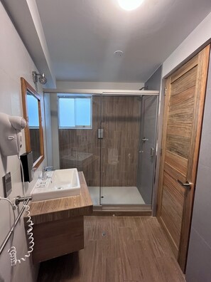 Quarto elite | Banheiro | Chuveiro/banheira combinados, produtos de toalete grátis