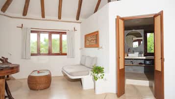 Suíte estúdio, sacada, vista parcial para o mar | 1 quarto, cofres nos quartos, berço de viagem, Wi-Fi de cortesia