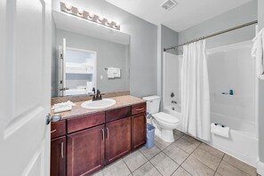 Apartamento em Condomínio Fechado, 1 cama king-size e sofá-cama (Laketown Wharf 2017) | Casa de banho | Artigos de higiene pessoal grátis, toalhas fornecidas, sabão