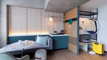 Quarto Deluxe, 1 cama king-size, Vista para a cidade | Edredões de penas, minibar grátis, cofre no quarto, secretária