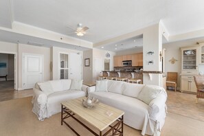 Apartamento em Condomínio Fechado, várias camas (La Playa 902) | Sala de estar | Televisor 