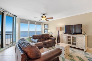 Apartamento em Condomínio Fechado, várias camas (SeaSpray West 503- Gulf Front) | Sala de estar | Televisor 