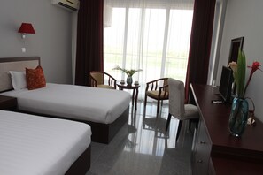 Quarto Twin Standard, pátio, Vista para a cidade | Casa de banho | Um secador de cabelo 