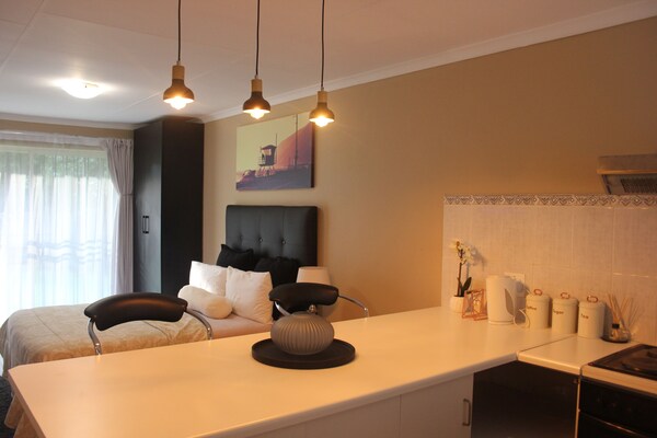 Chic & Serene 1-bed Haven In Roodepoort - Randburg