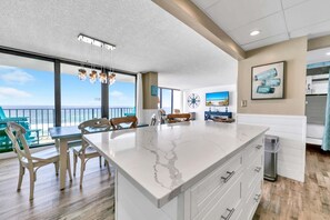 Apartamento em Condomínio Fechado, várias camas (Edgewater Tower 2-611) | Restaurantes