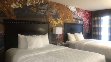 Quarto standard, 2 camas Queen, para não fumantes, geladeira e micro-ondas | Escrivaninha, espaço de trabalho para notebook
