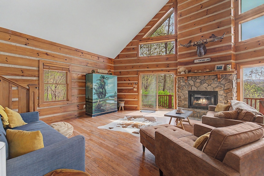 Mountain Top Log Cabin W/ Hot Tub, Fire-pit, Wifi! - Bryson City, NC