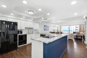 Apartamento em Condomínio Fechado, várias camas (Shoreline Towers 1035) | Cozinha privada | Um forno, uma torradeira 