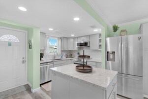 Apartamento em Condomínio Fechado, várias camas (Sandpiper Cove 1079) | Cozinha privada | Um forno, uma torradeira 