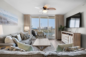 Apartamento em Condomínio Fechado, várias camas (Pelican Beach Terrace 805) | Sala de estar | Televisor