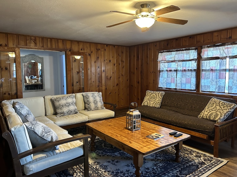 Cabin Springs. Escape To The Quiet Country. Fish, Hike, Kayak, See The Stars. - Washington State Park, DeSoto