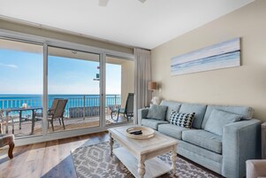 Apartamento em Condomínio Fechado, várias camas (Sterling Shores 916) | Sala de estar | Televisor 