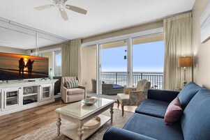 Apartamento em Condomínio Fechado, várias camas (Sterling Shores 916) | Sala de estar | Televisor 