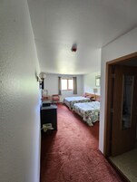 Quarto Quádruplo Básico | Cortinas/cortinados opacos, ferro/tábua de engomar, camas desdobráveis 