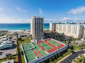 Condo, várias camas (Surfside Resort #1409) | Campo esportivo