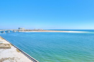 Apartamento em Condomínio Fechado, várias camas (Grand Pointe 702) | Praia | Na praia 
