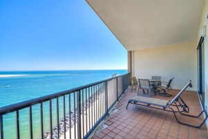 Apartamento em Condomínio Fechado, várias camas (Grand Pointe 702) | Terrenos do alojamento