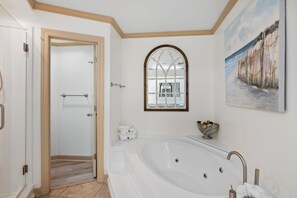 Condo, várias camas (Eden West 504) | Banheiro | Produtos de toalete grátis, shampoo, papel higiênico 