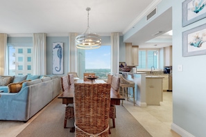 Condo, várias camas (Indigo East 606) | Área de estar | TV