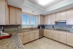 Condo, várias camas (Indigo East 606) | Cozinha privada | Fogão, torradeira, toalhas de papel