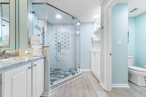 Apartamento em Condomínio Fechado, várias camas (Spanish Key 105) | Casa de banho | Artigos de higiene pessoal grátis, champô, papel higiénico