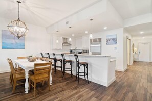 Apartamento em Condomínio Fechado, várias camas (Vista Del Mar 402) | Restaurantes