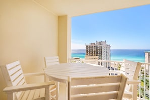 Apartamento em Condomínio Fechado, várias camas (Ariel Dunes I 1502) | Refeições ao ar livre