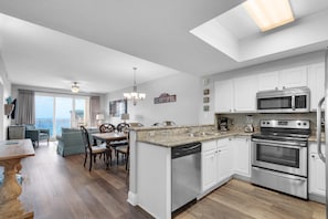 Condo, 1 cama King e sofá-cama (Ariel Dunes I 1107) | Cozinha privada | Fogão, torradeira