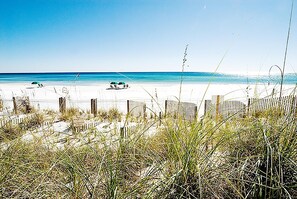 Apartamento em Condomínio Fechado, várias camas (Alerio C303) | Praia | Na praia