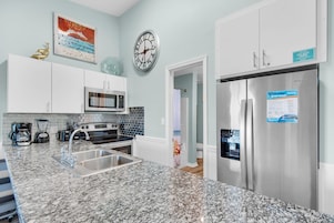 Apartamento em Condomínio Fechado, 1 cama king-size e sofá-cama (Gulfview II 306) | Cozinha privada | Um forno, uma torradeira