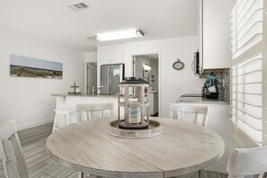 Apartamento em Condomínio Fechado, 1 cama queen-size e sofá-cama (Gulfview II 101) | Restaurantes