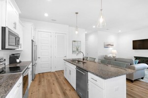 Casa, várias camas (Bella Blue) | Cozinha privada | Um forno, uma torradeira 