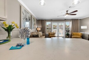 Condo, várias camas (Grand Caribbean East 106) | Área de estar | TV