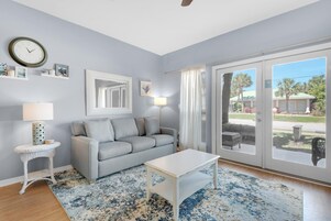 Apartamento em Condomínio Fechado, 1 cama king-size e sofá-cama (Caribbean Dunes 121) | Sala de estar | Televisor 