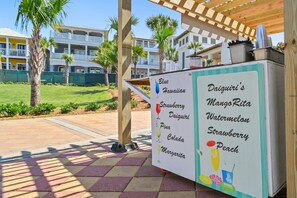 Carrinho de bebidas com menu oferecendo Blue Hawaiian, Strawberry Daiquiri, Mango Rita, Melancia Morango Pêssego, Pina Colada e Margarita.